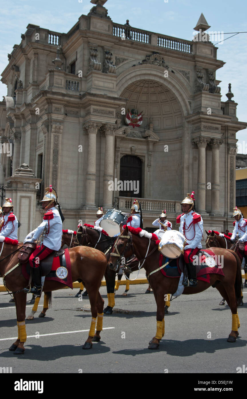 Presidential guard at Government Palace in Lima. Peru Stock Photo - Alamy