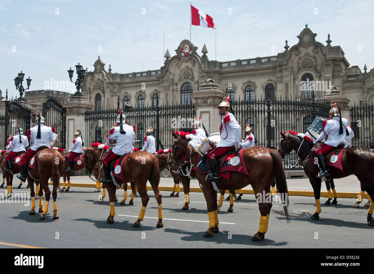 Presidential guard at Government Palace in Lima. Peru Stock Photo - Alamy