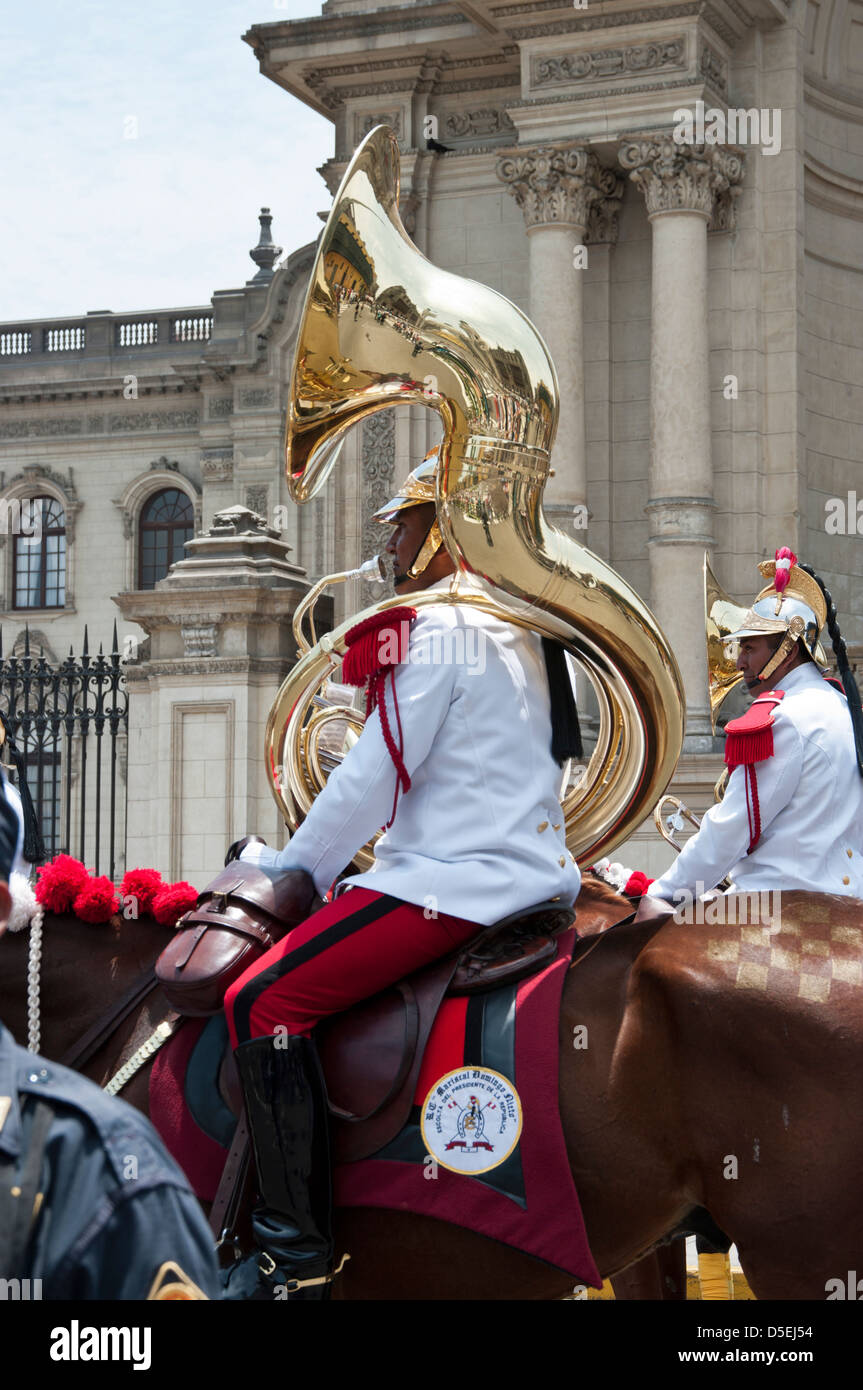Presidential guard at Government Palace in Lima. Peru Stock Photo - Alamy