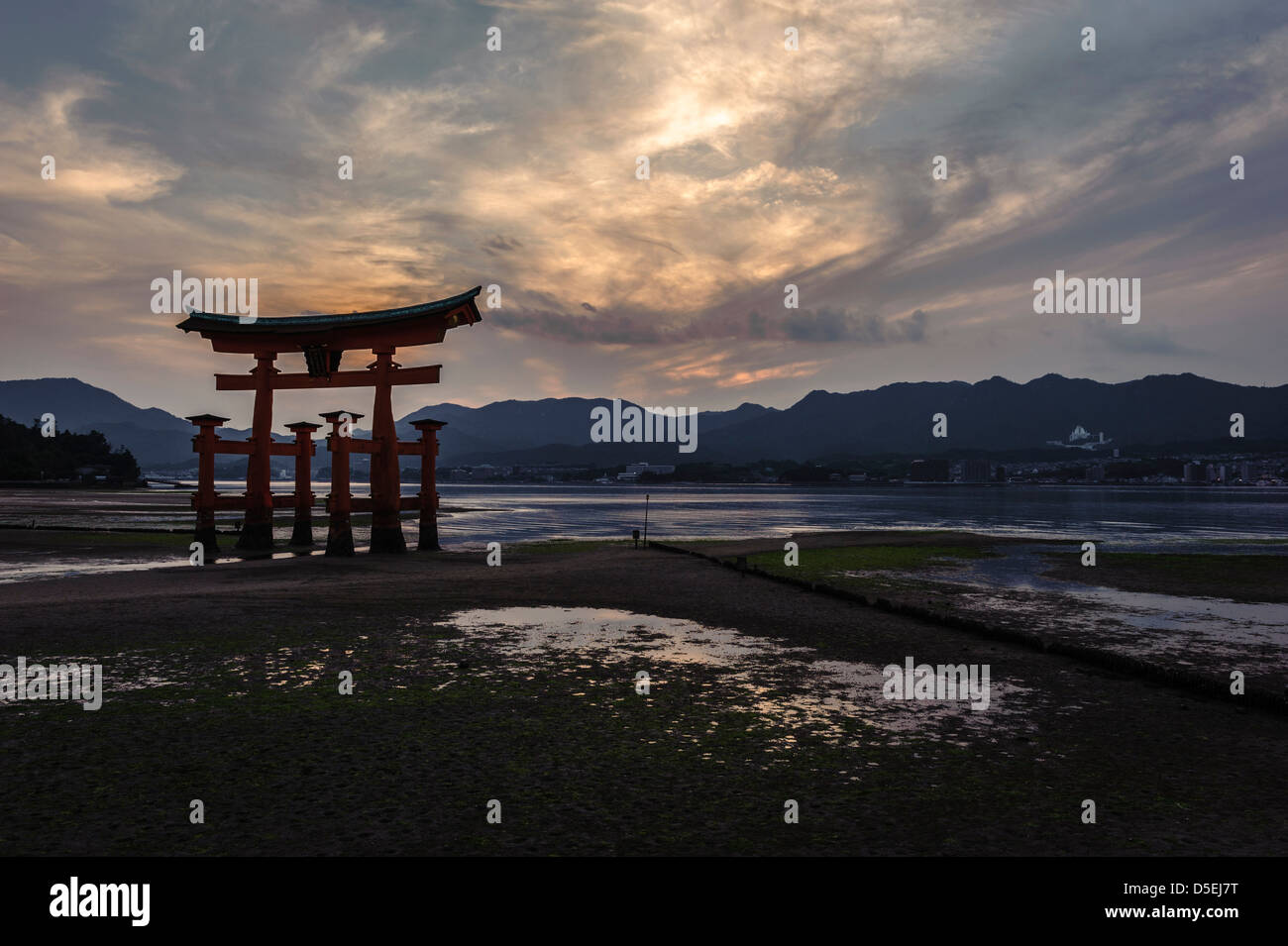 Sunset behind the grand floating Torii, Itsukushima sanctuary, Miyajima ...