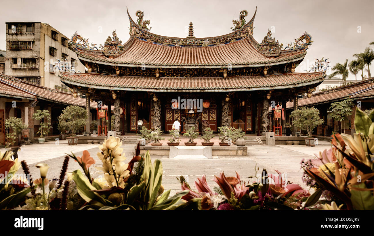 Taipei taiwan buddhist temple hi-res stock photography and images - Alamy
