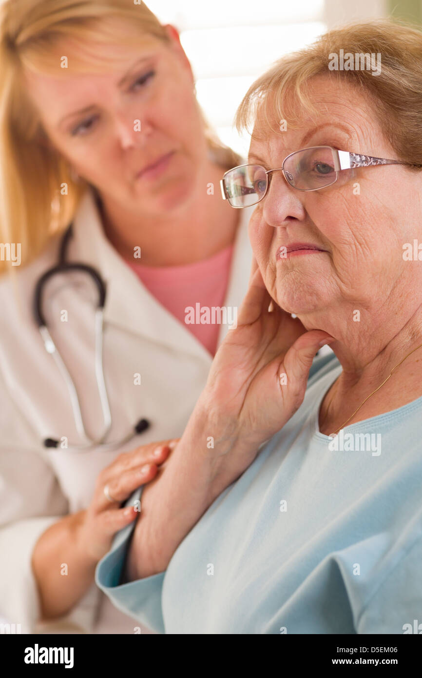 Nurse talking senior lady hi-res stock photography and images - Alamy