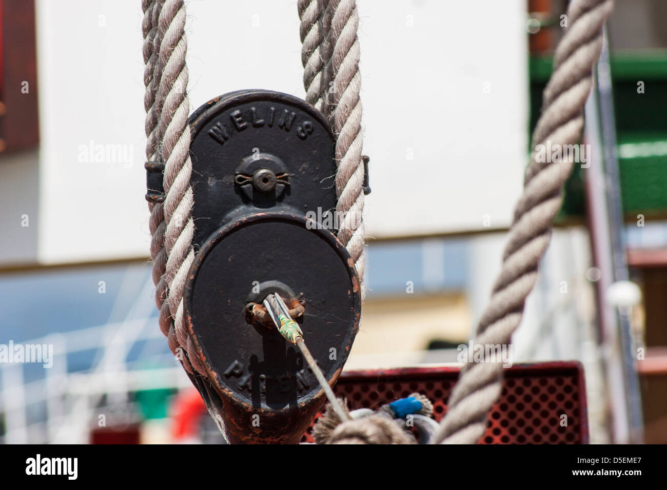 Rope and pulley on a boat Stock Photo - Alamy