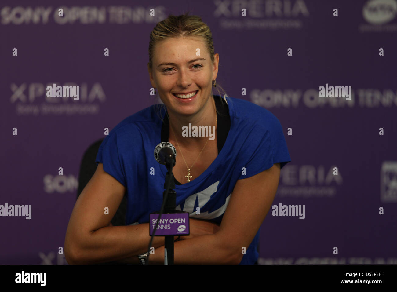 Smiles during news conference hi-res stock photography and images - Alamy