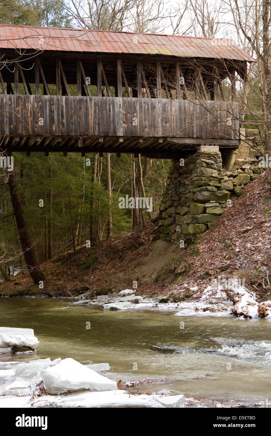 Covered bridge hi-res stock photography and images - Alamy