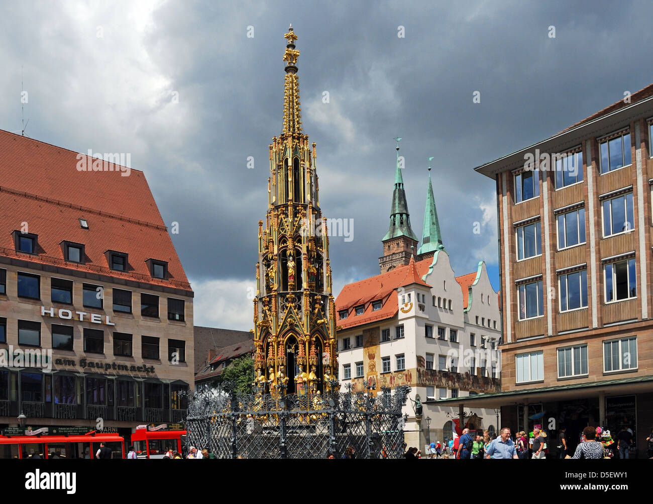 Schoner Brunnen (Beautiful fountain) in the main market, Nuremberg ...