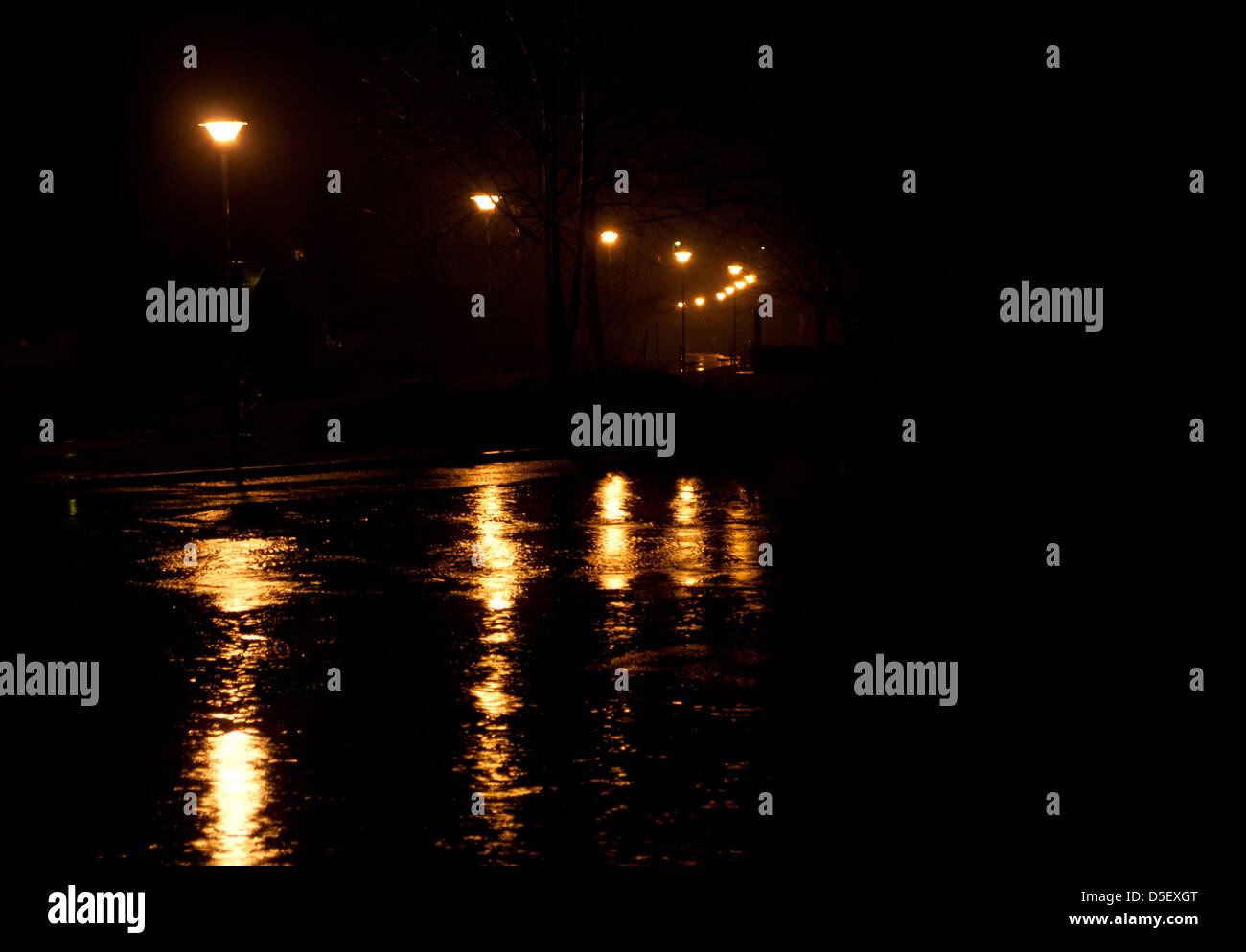 Nighttime park scene hi-res stock photography and images - Alamy