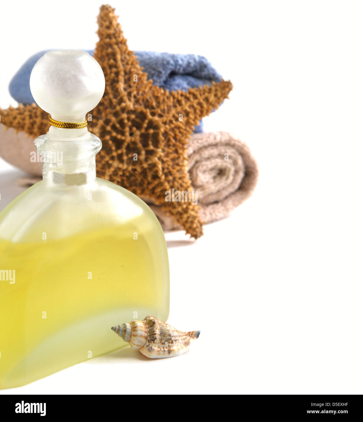 Shampoo, towels and decoration for the bathroom Stock Photo - Alamy