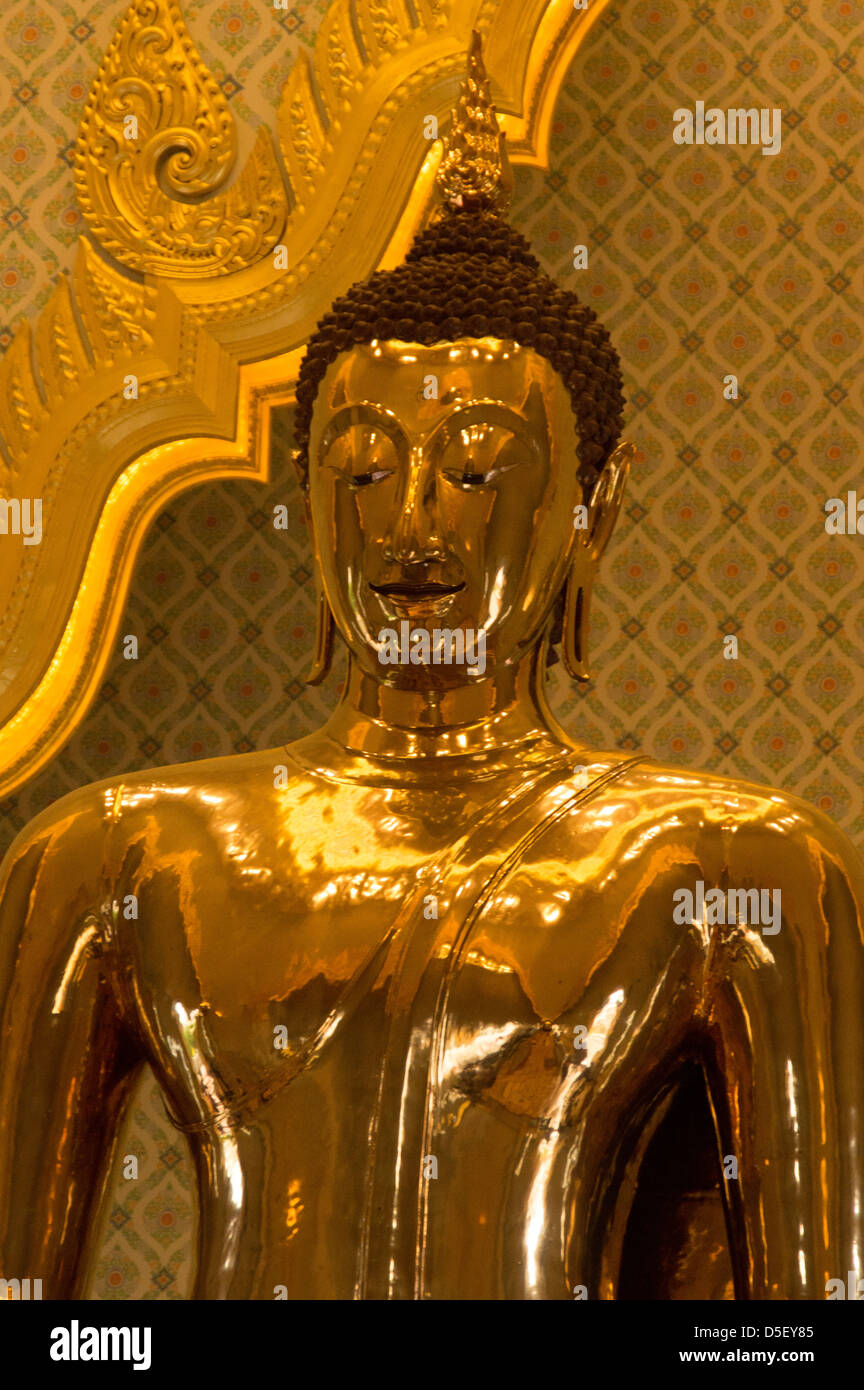 Golden buddha statue phra phuttha maha suwan patimakon hi-res stock ...