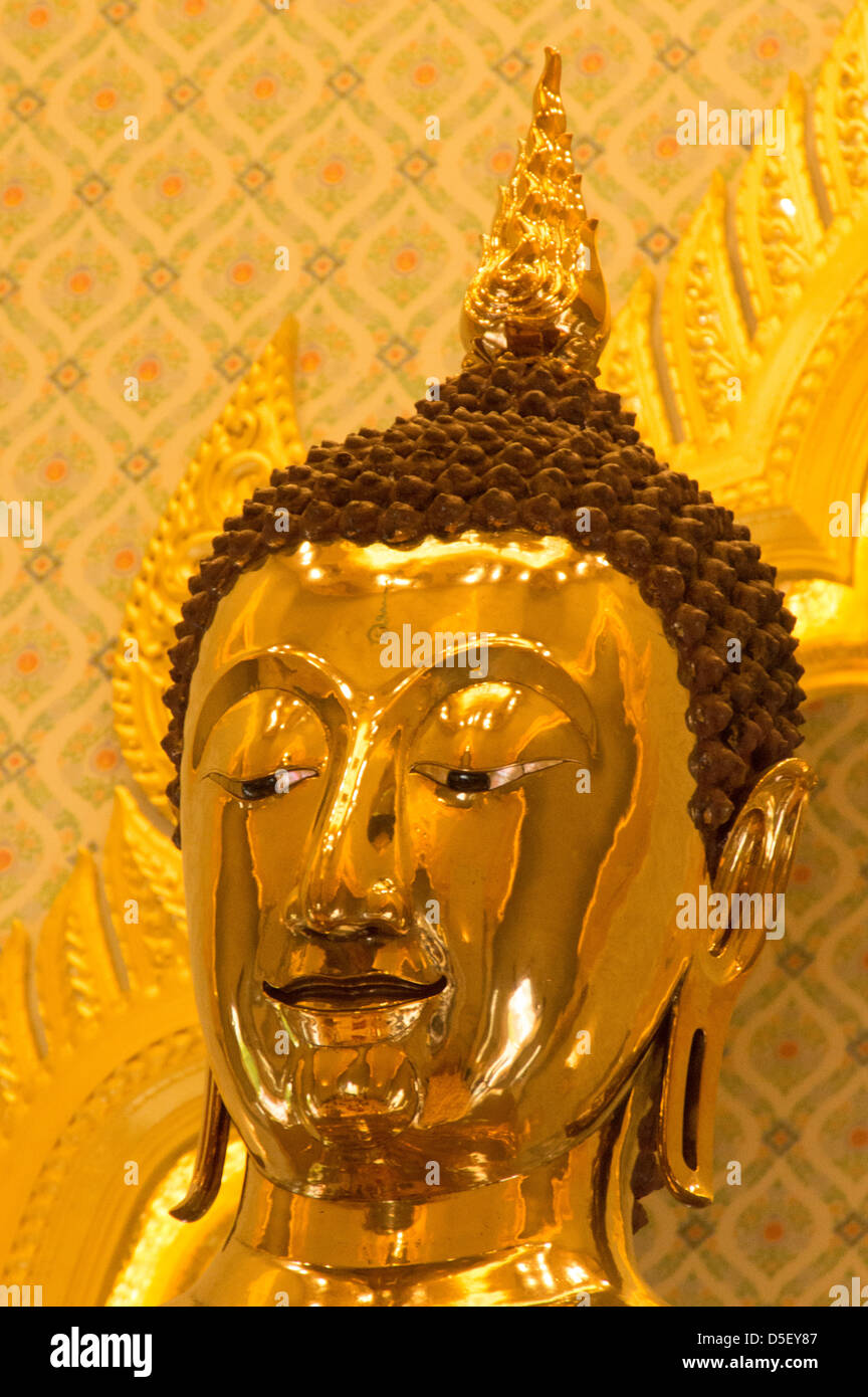 The Solid gold Buddha statue of Wat Traimit, Bangkok, Thailand Stock ...