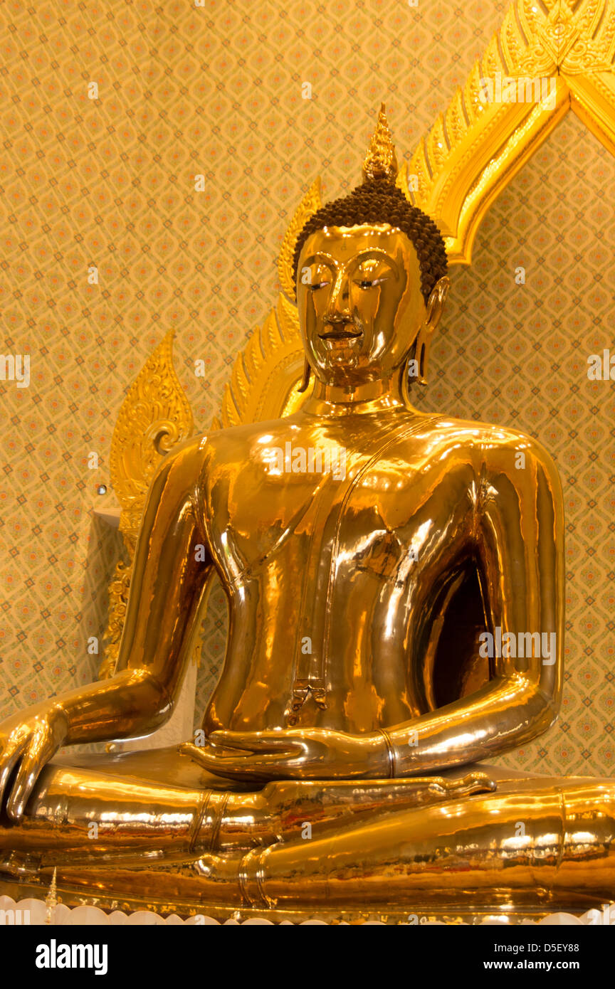 The Solid gold Buddha statue of Wat Traimit, Bangkok, Thailand Stock ...