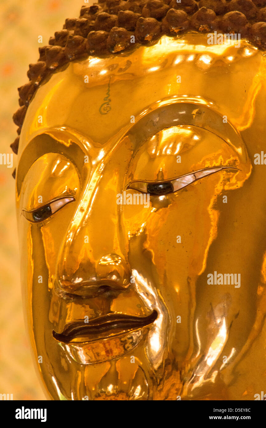 The Solid gold Buddha statue of Wat Traimit, Bangkok, Thailand Stock ...