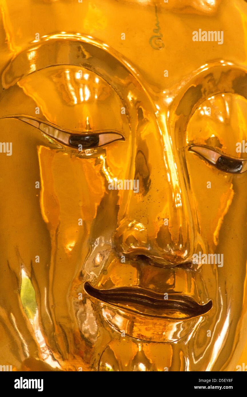 The Solid gold Buddha statue of Wat Traimit, Bangkok, Thailand Stock ...