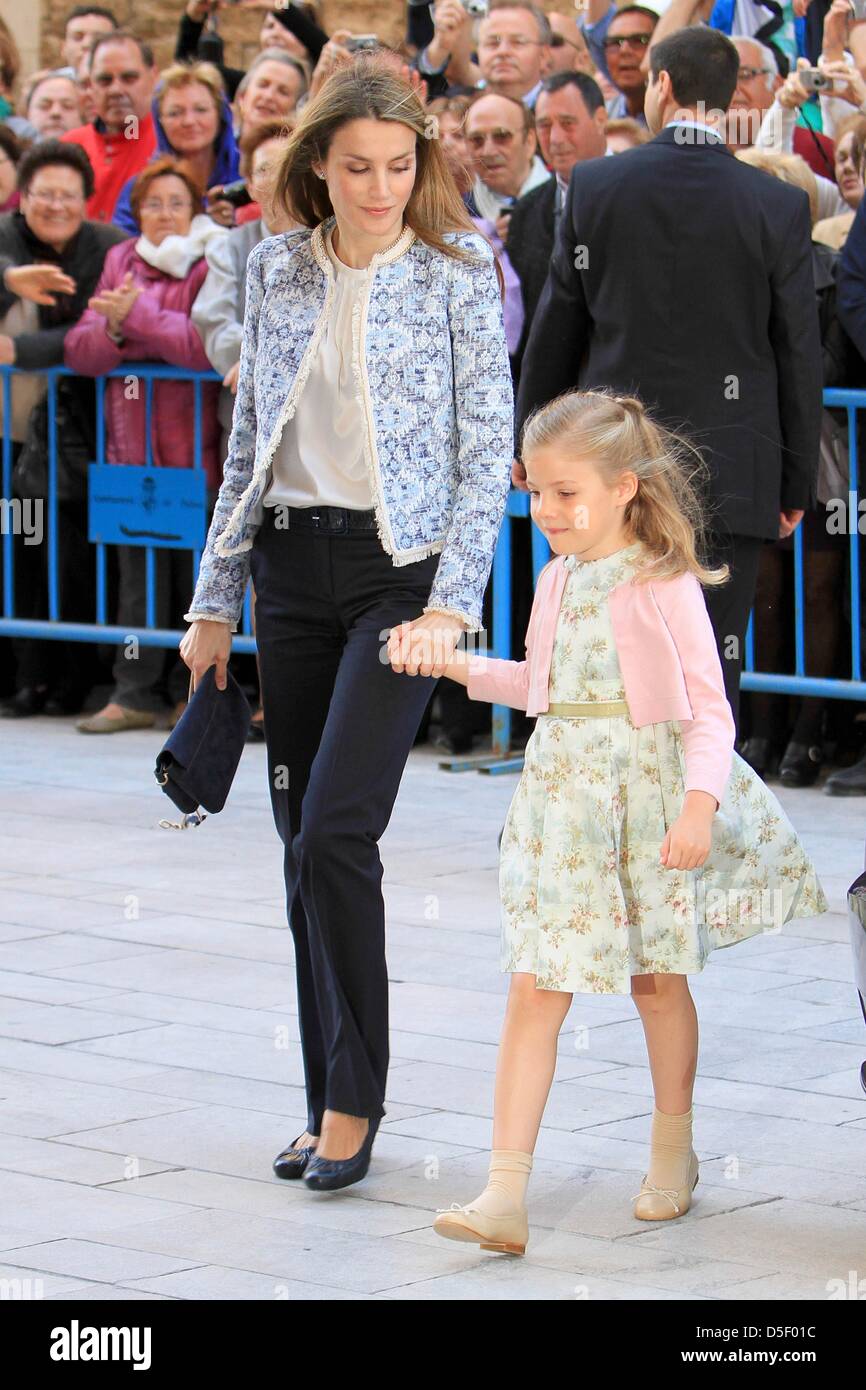 Spanish Princess Sofia (L) and Crown Princess Letizia attend a mass on ...