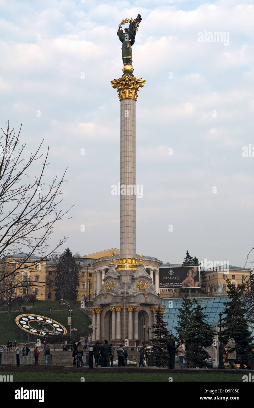 Independence Monument figurine of a woman (Berehynia), Maidan ...