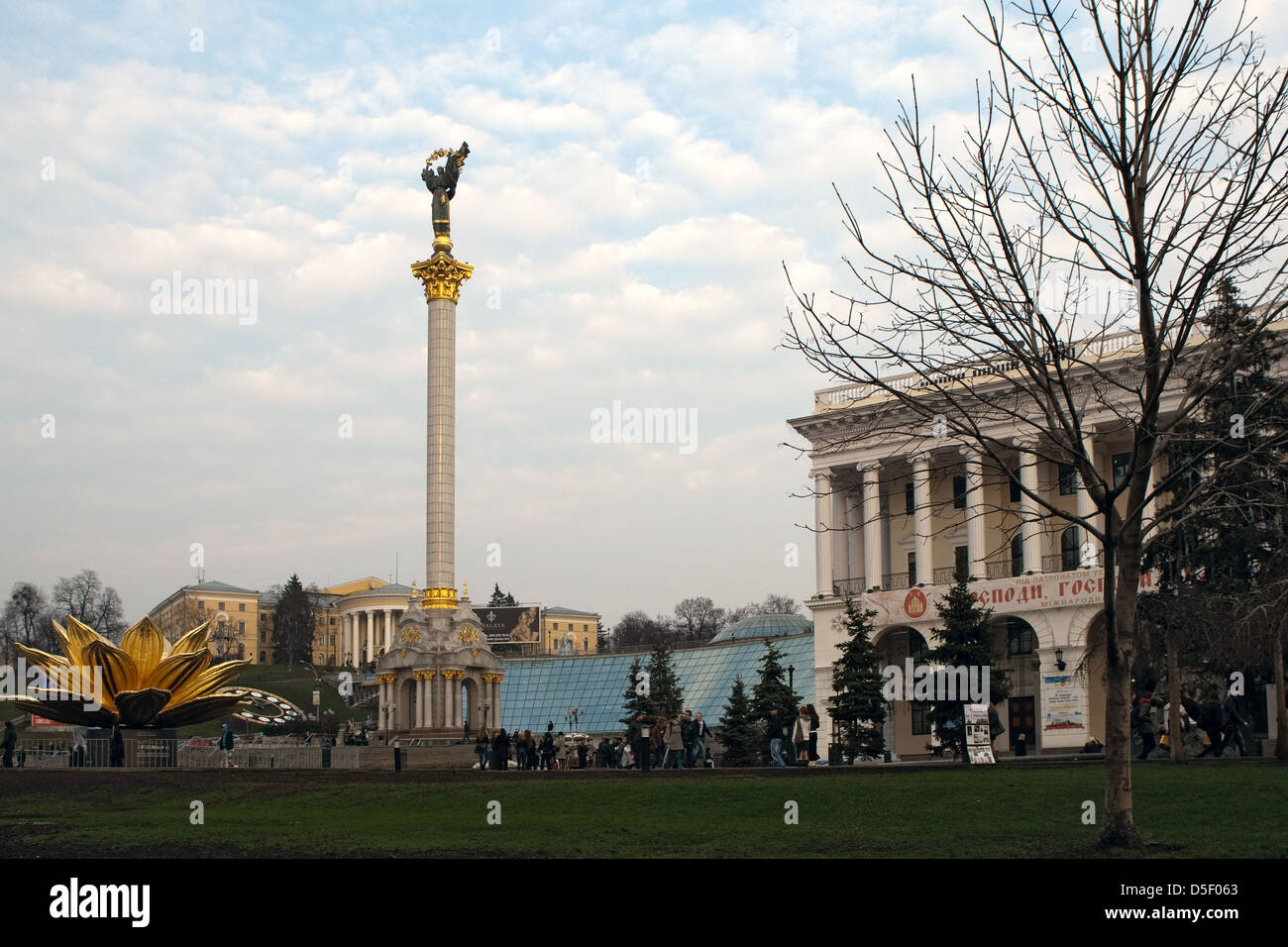 Independence Monument figurine of a woman (Berehynia), Maidan ...