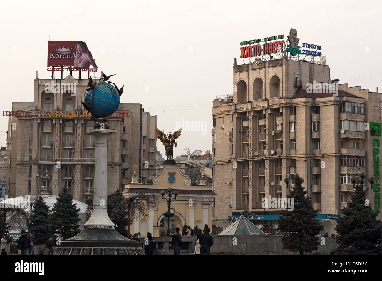 Globus statue hi-res stock photography and images - Alamy