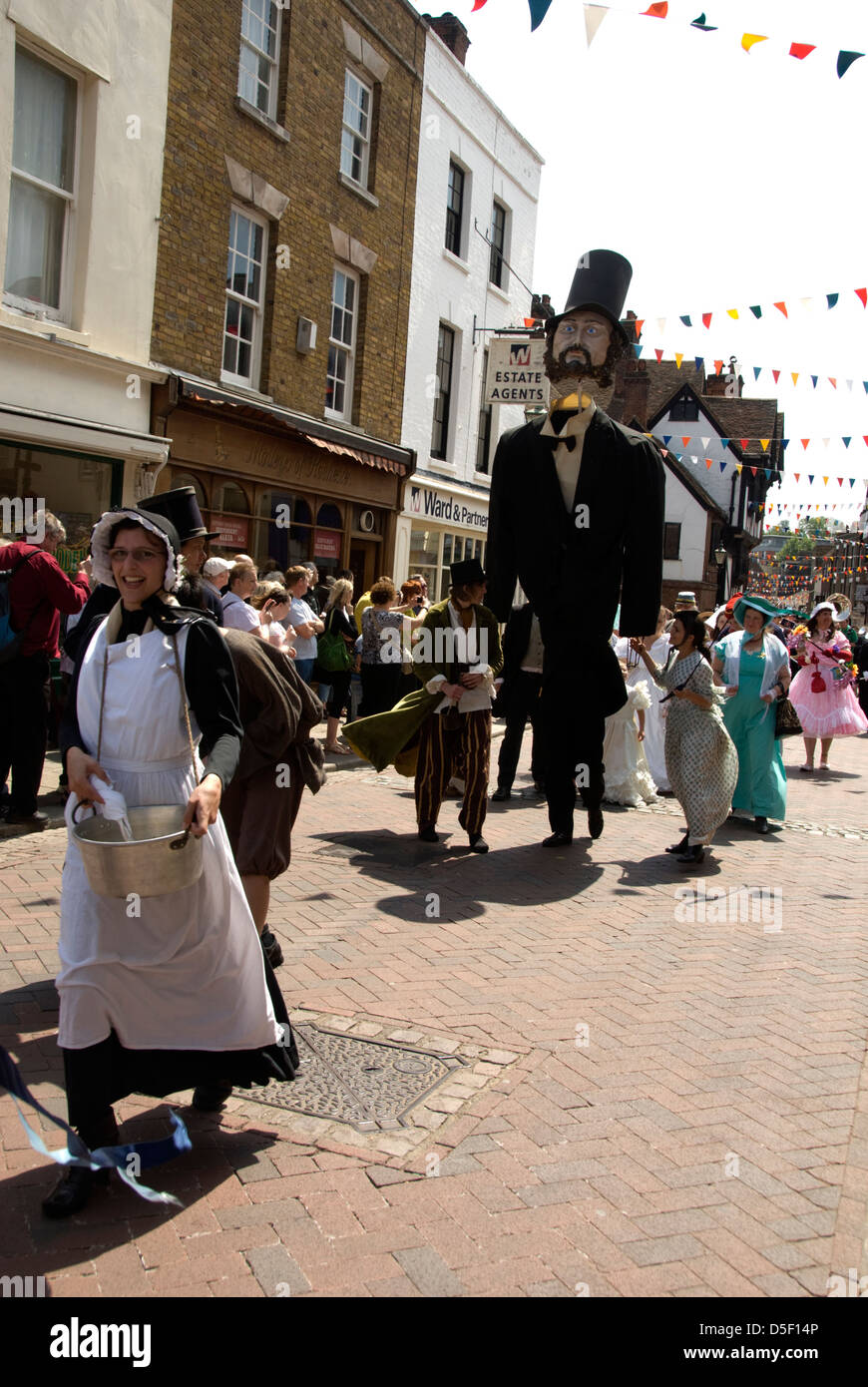 KENT; ROCHESTER; DICKENS FESTIVAL; LOCALS DRESSED AS DICKENS CHARACTERS ...