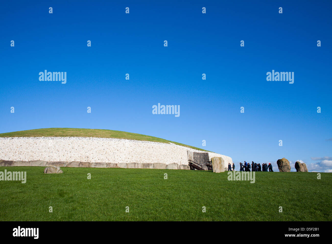Newgrange hi-res stock photography and images - Alamy