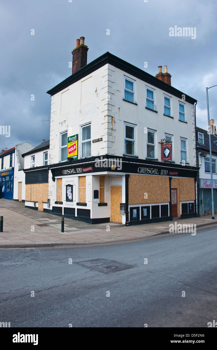 Closed boarded up pub Public house Stock Photo - Alamy