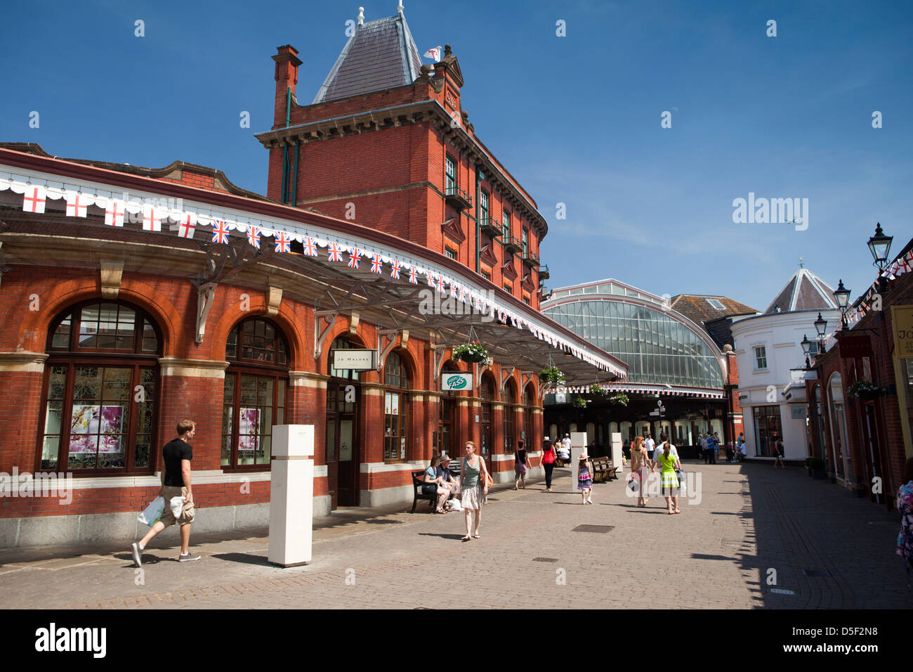 England, Berkshire, Windsor Royal Shopping in old railway station ...