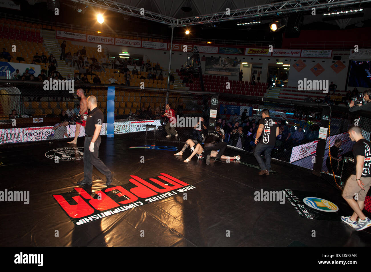 IMPERA MMA Fighting Championship 2013 Rome, the match between Luca ...