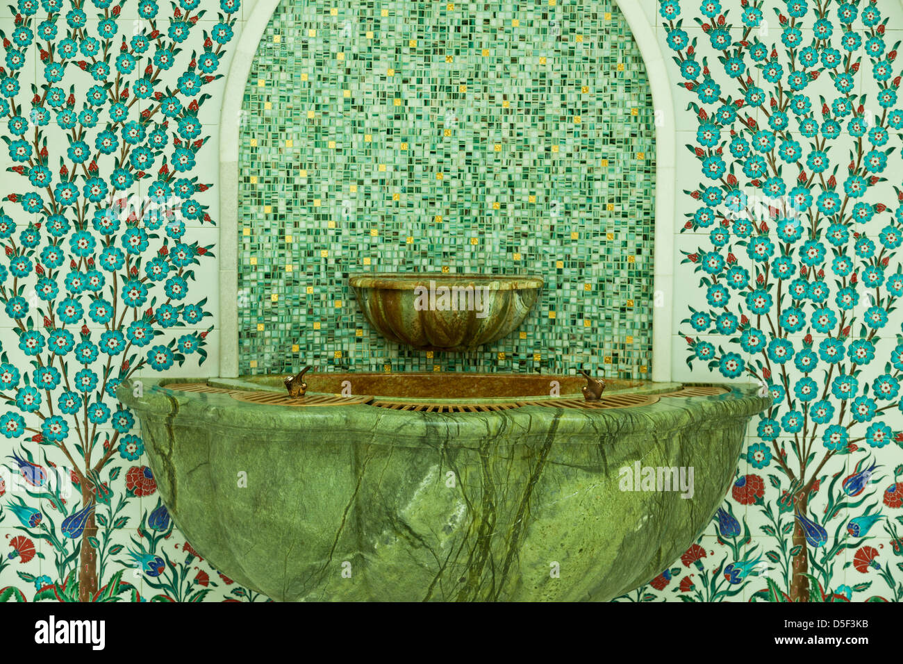 Abu Dhabi place for washing the feet in Mosque Stock Photo - Alamy