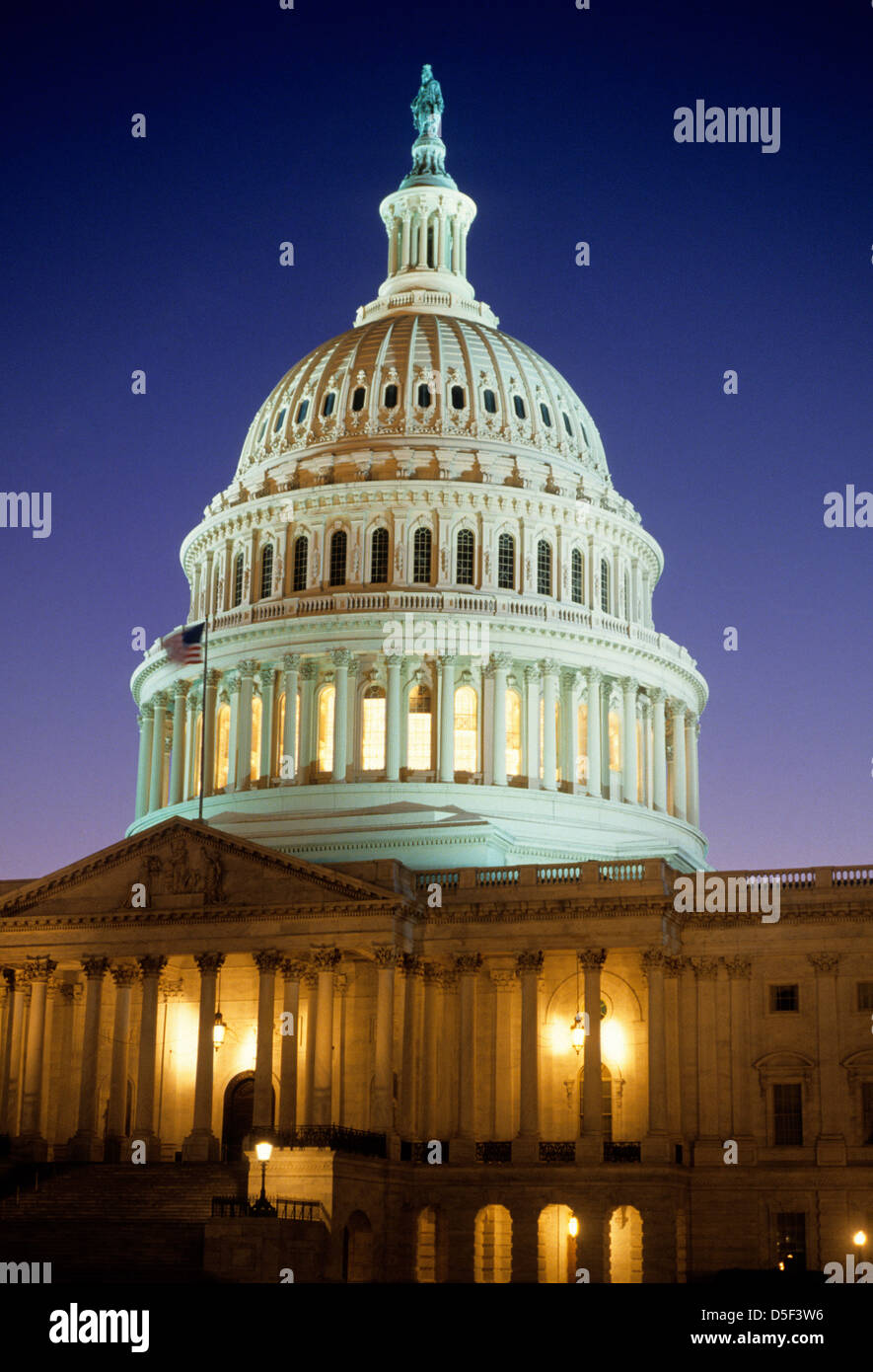 Washington DC, Capitol Building, Capitol Dome, and Statue of Freedom on ...