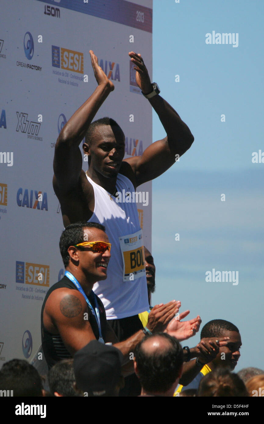 Jamaican Usain Bolt celebrates his victory in the 150m "Mano-a-mano ...