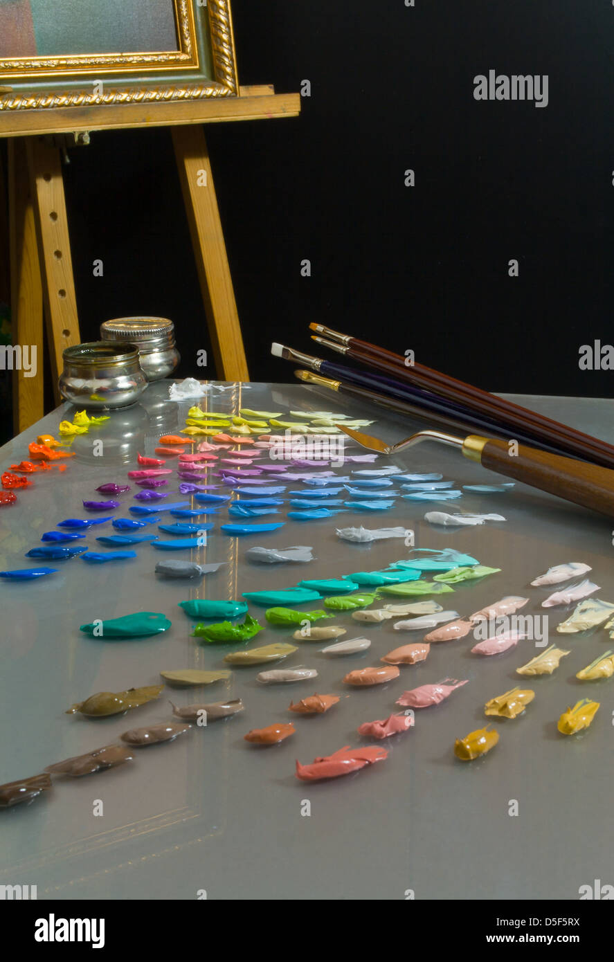Artists brushes studio palette hi-res stock photography and images - Alamy