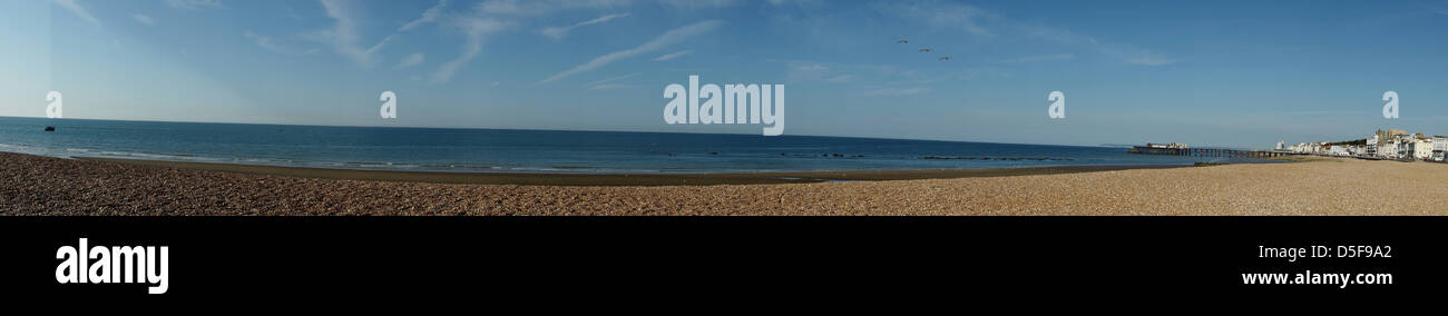 Hastings beach pier fishing boat sky jet stream Stock Photo - Alamy