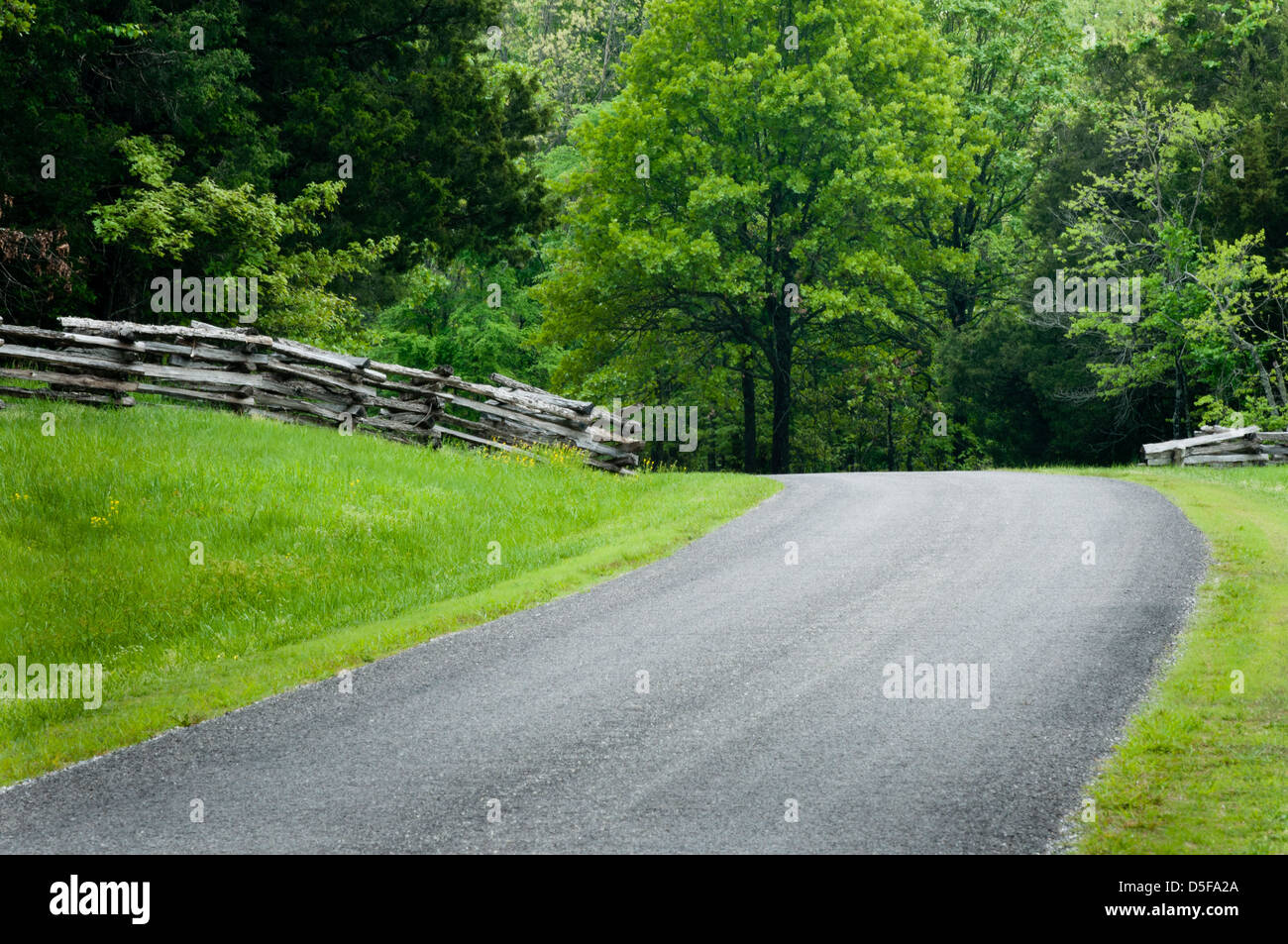 Curving tour road through Pea Ridge National Military Park, Garfield ...