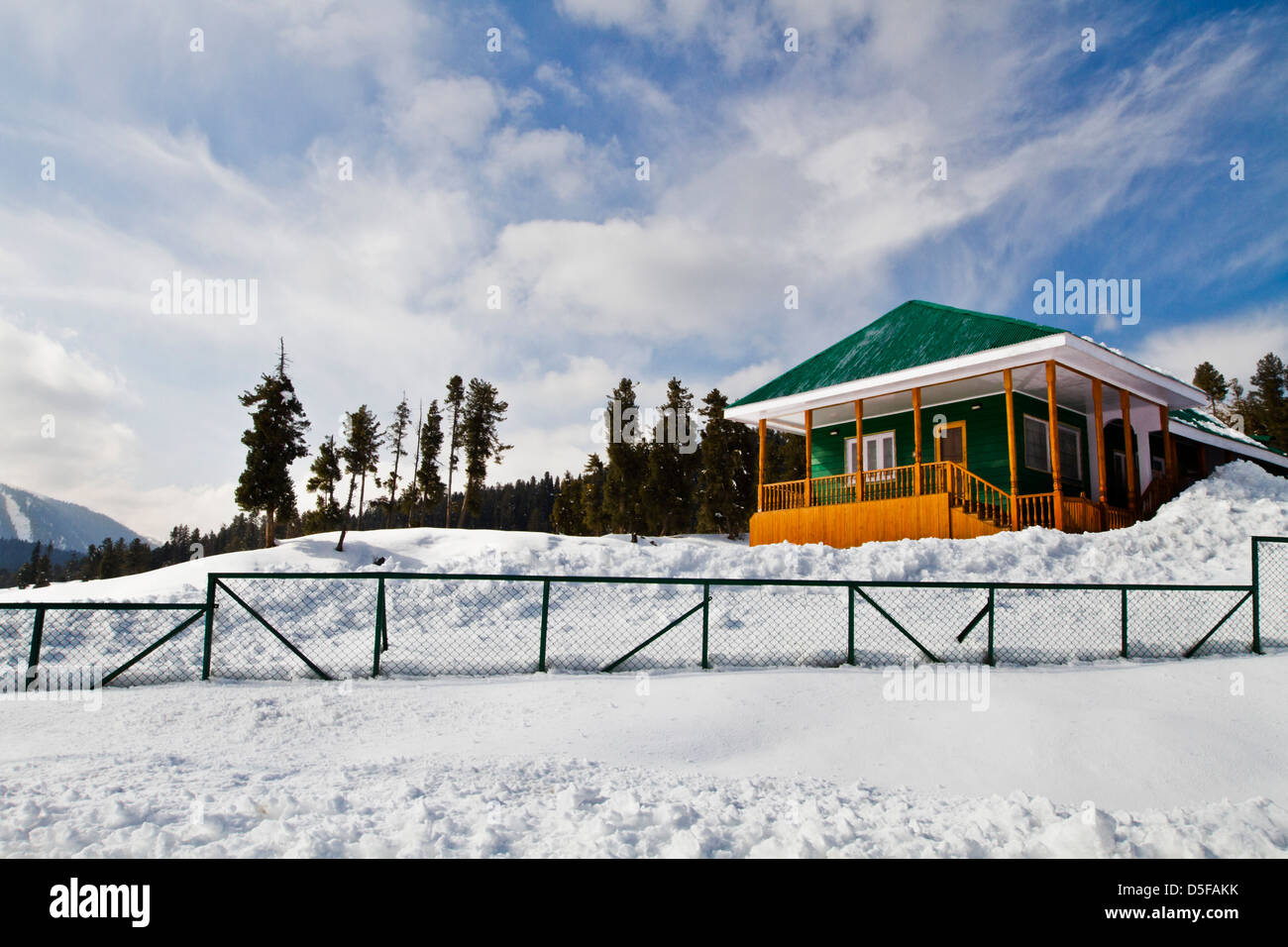Snow lodge exterior hi-res stock photography and images - Alamy