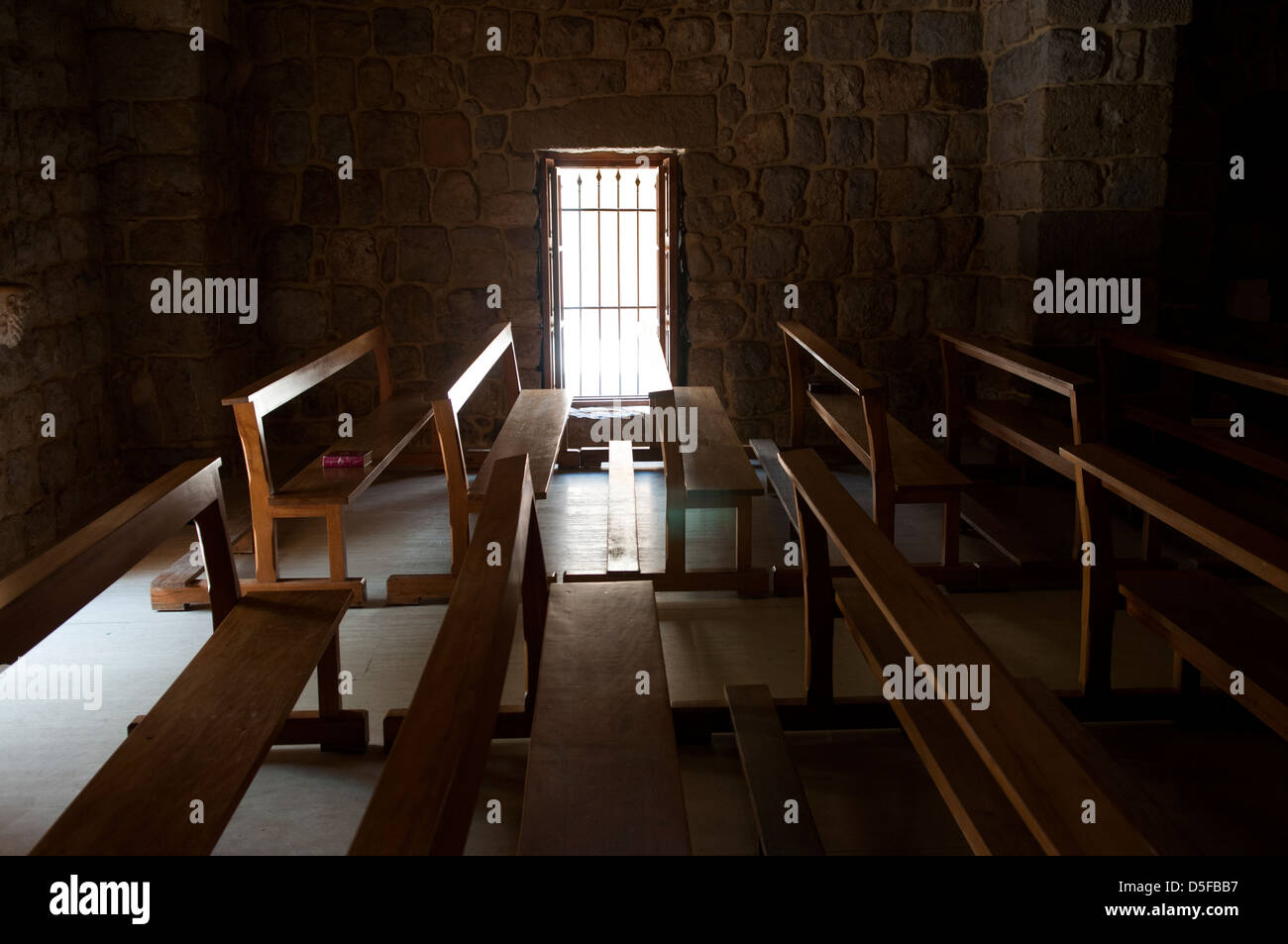 Empty church seats hi-res stock photography and images - Alamy