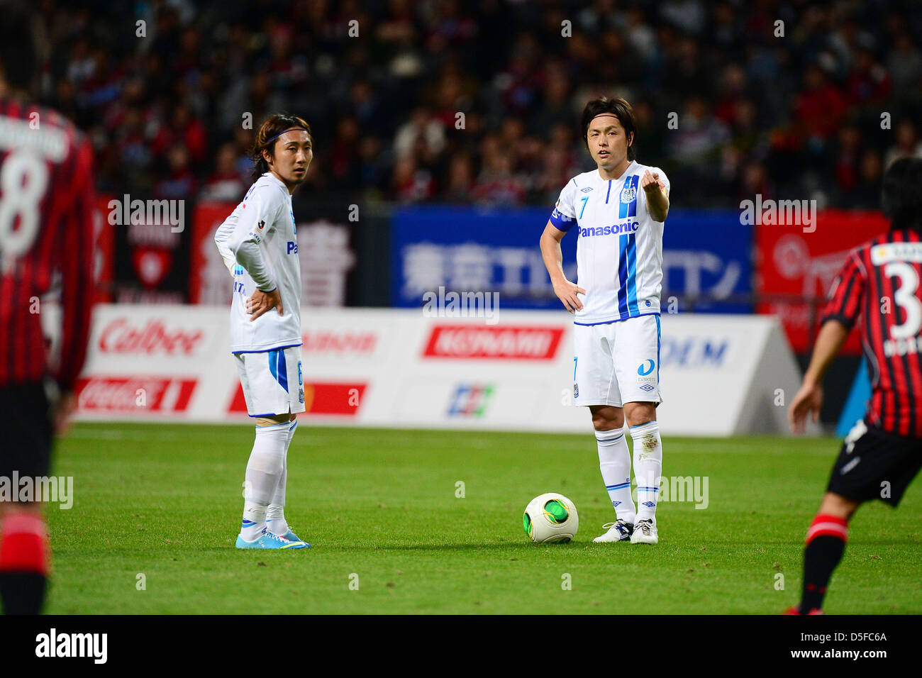 (L-R) Shu Kurata, Yasuhito Endo (Gamba), MARCH 31, 2013 - Football ...