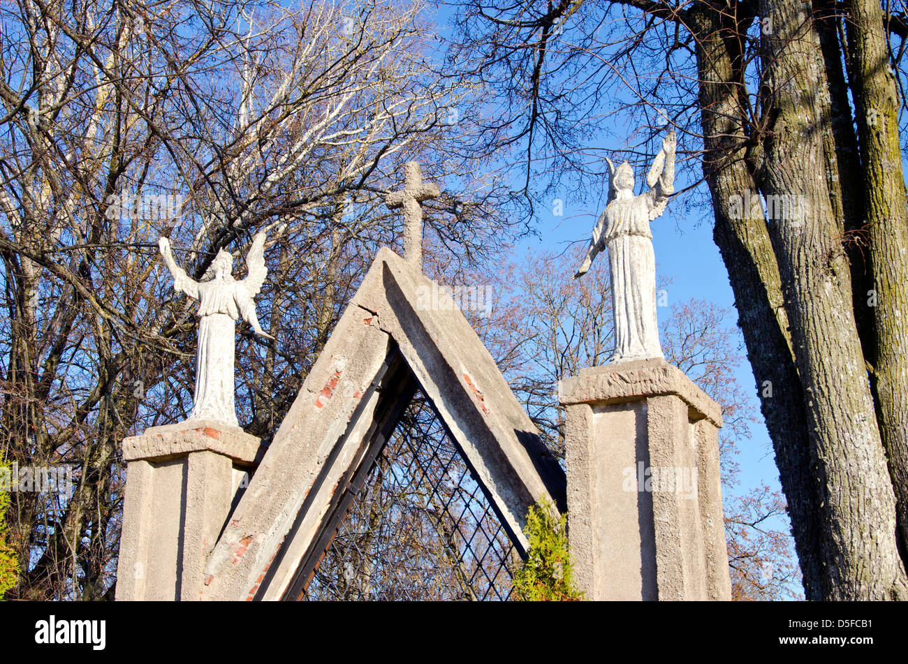 Two angel statues angel hi-res stock photography and images - Alamy