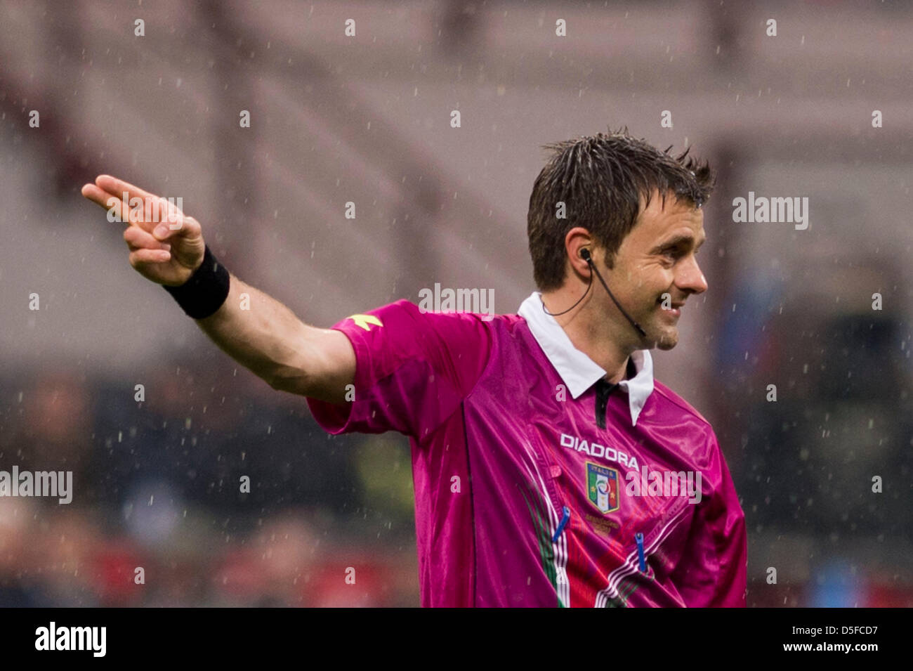 Nicola rizzoli referee hi-res stock photography and images - Alamy