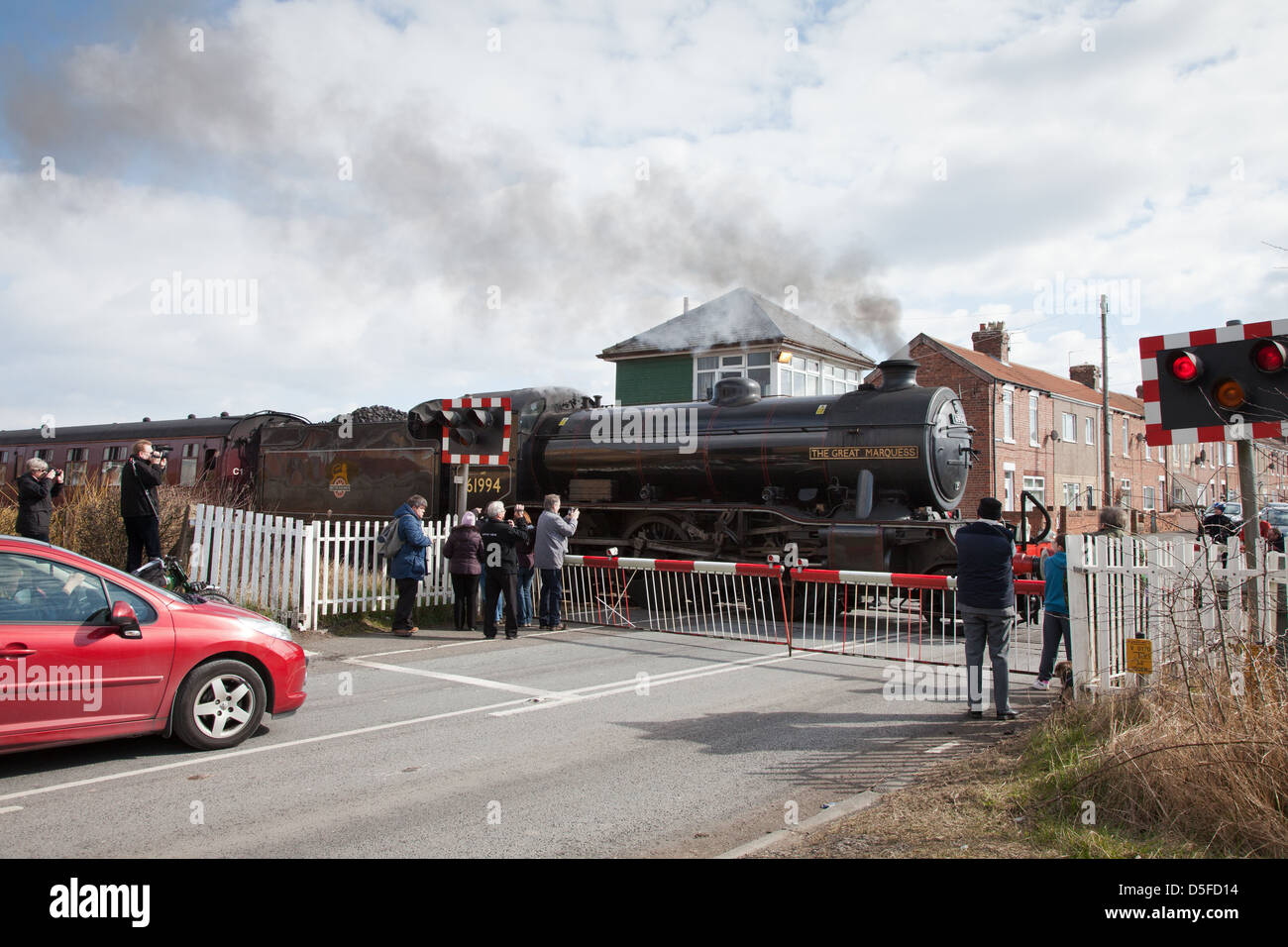 People watching steam train hi-res stock photography and images - Alamy