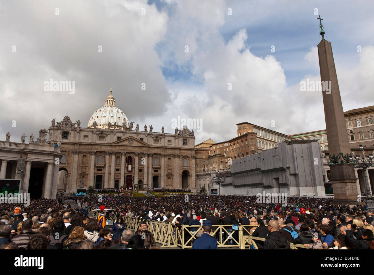 Easter sunday holy mass hi-res stock photography and images - Alamy