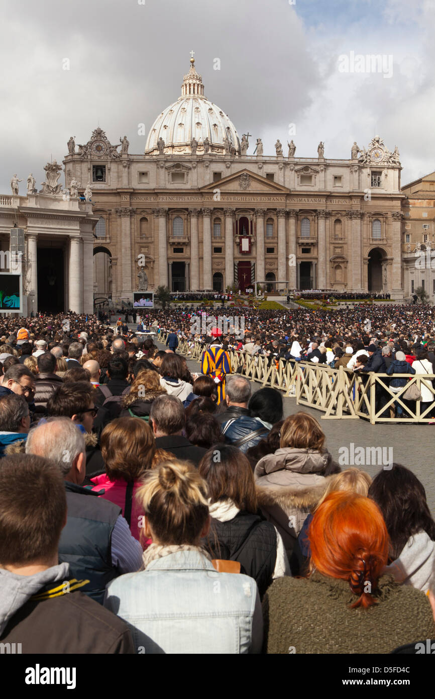 Saint Peter's basilica in Rome on Easter Sunday 2013 Stock Photo - Alamy