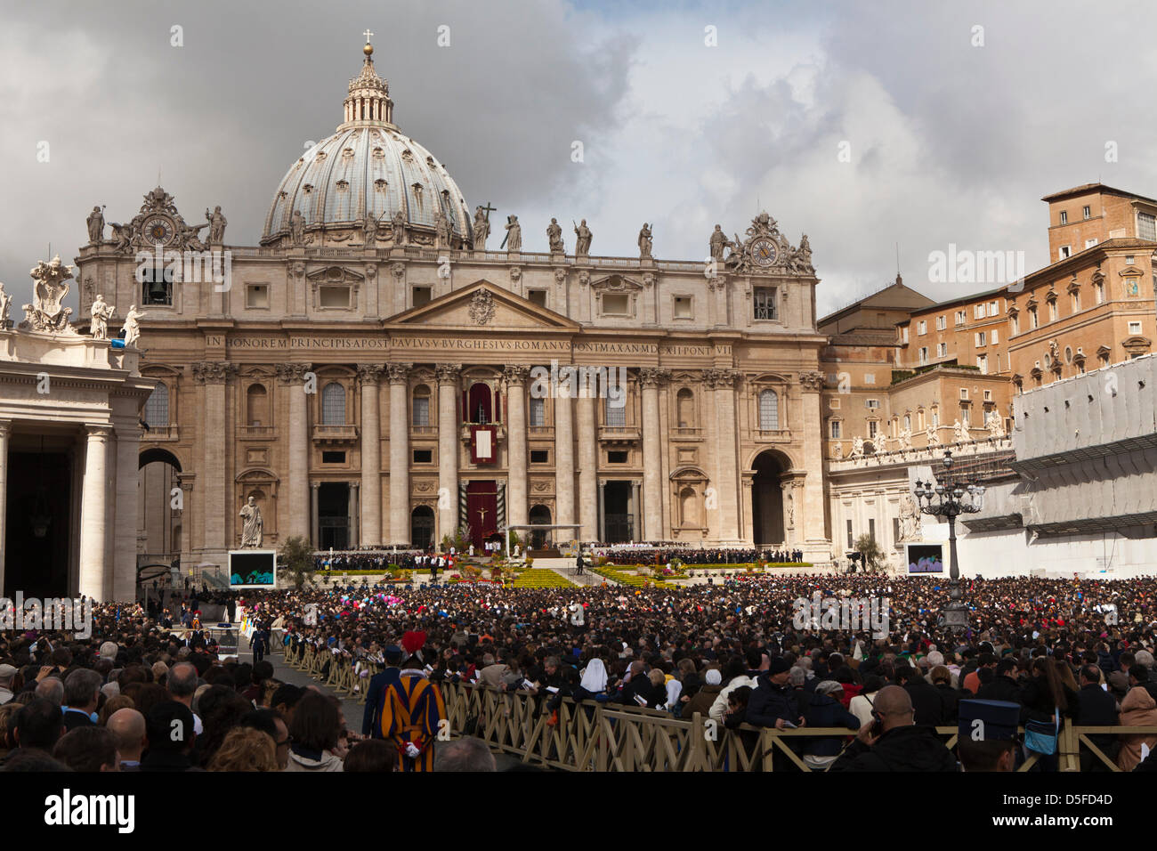 Easter sunday holy mass hi-res stock photography and images - Alamy