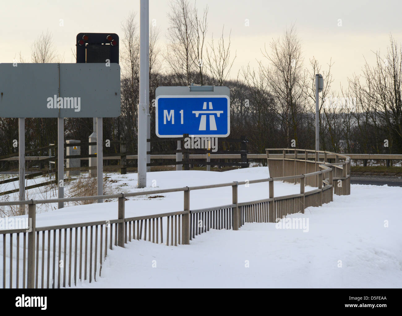 M1 motorway sign hi-res stock photography and images - Alamy