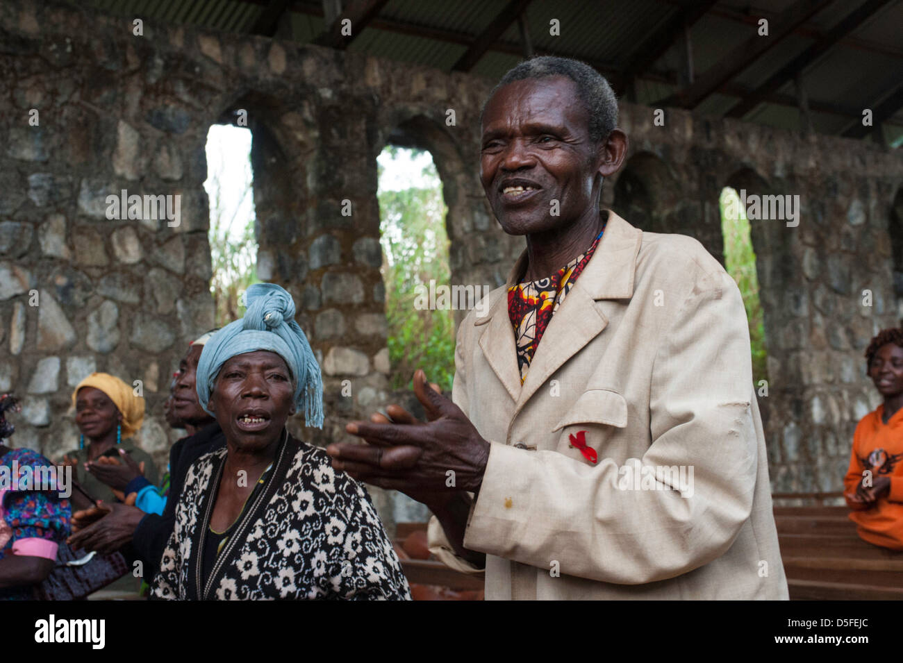 Village community meeting africa hi-res stock photography and images ...