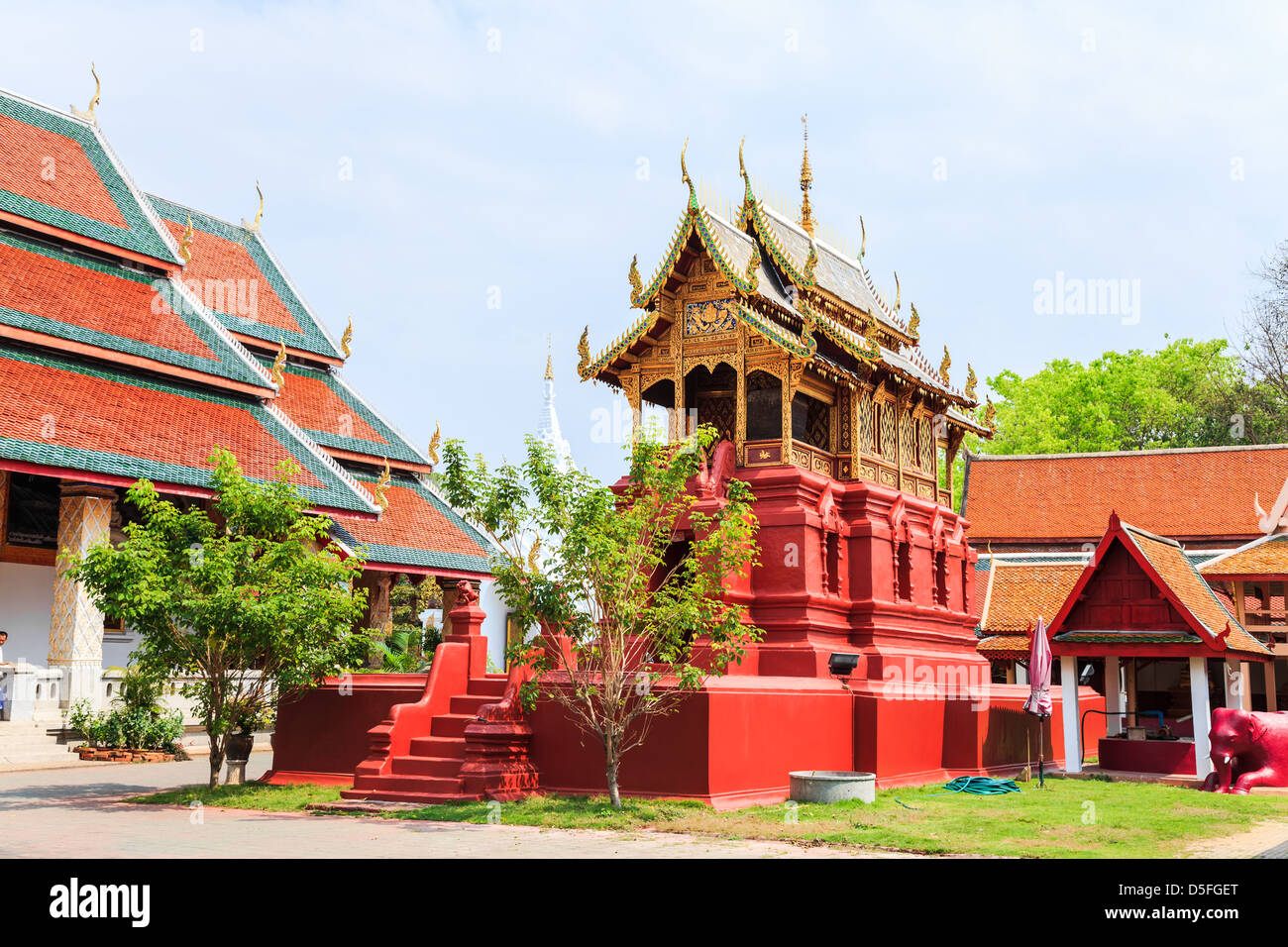 Wat phra that hariphunchai Stock Photo - Alamy