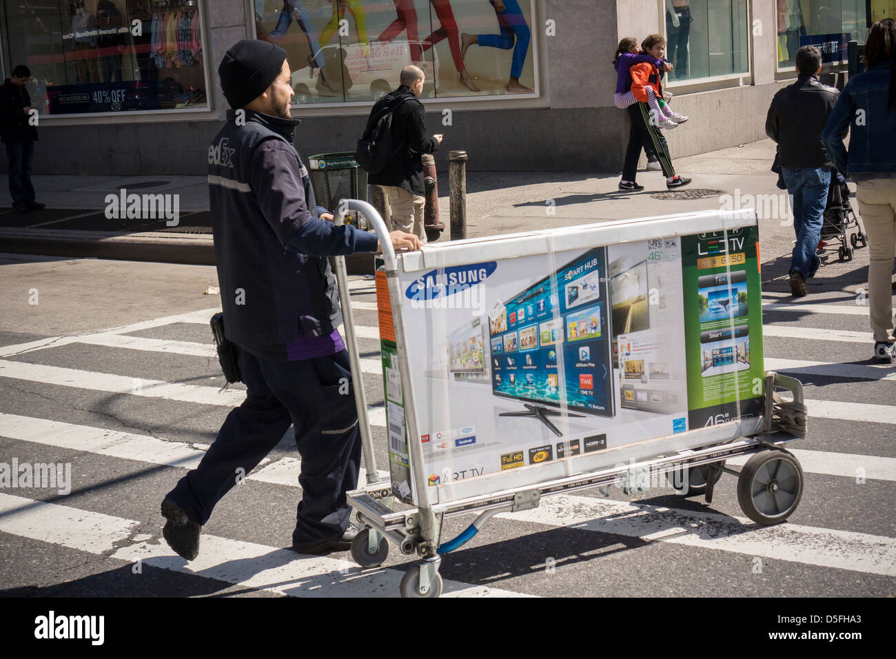 Fedex delivery man hi-res stock photography and images - Alamy