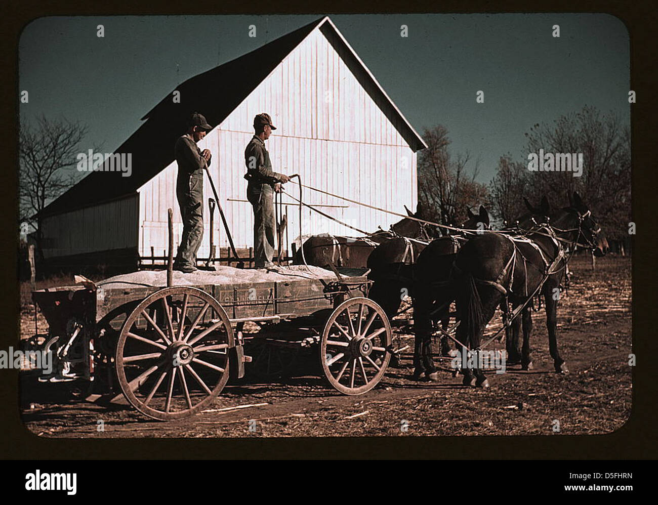 Horse drawn wagon 1940s hi-res stock photography and images - Alamy