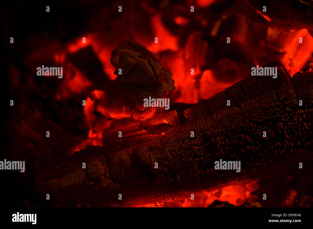 Embers glowing in blazing fire hi-res stock photography and images - Alamy