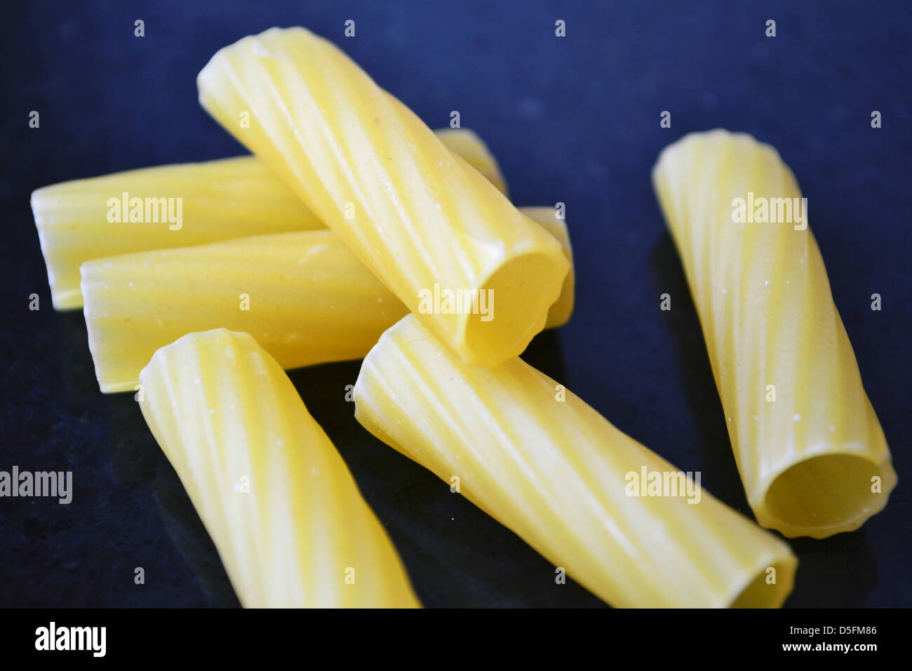 Big pasta shells hi-res stock photography and images - Alamy