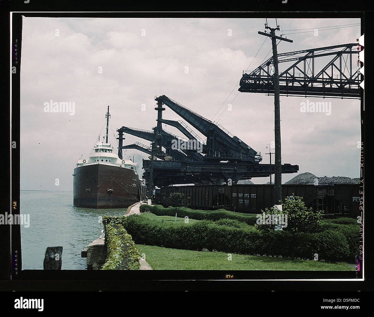 Unloading cargo of iron ore from a ship hi-res stock photography and ...