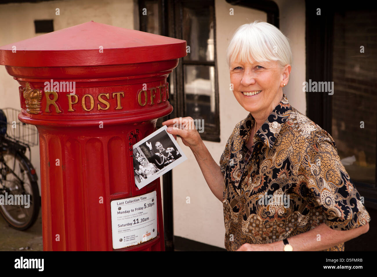 Red post box uk windsor hi-res stock photography and images - Alamy
